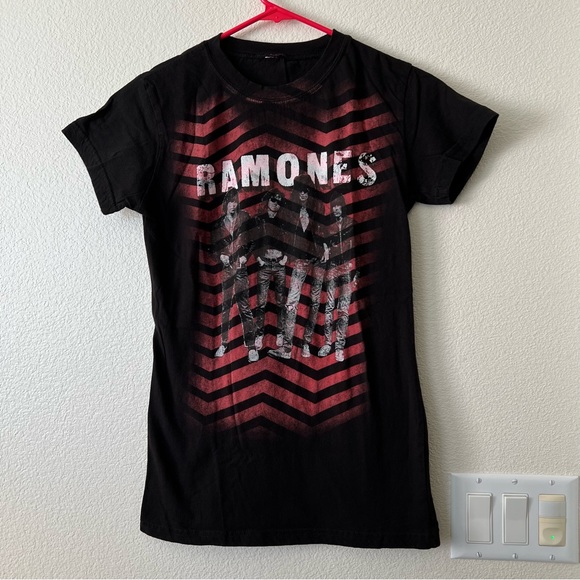 Hot Topic | Tops | Vintage Y2k Hot Topic Rock Band Tee The Ramones ...